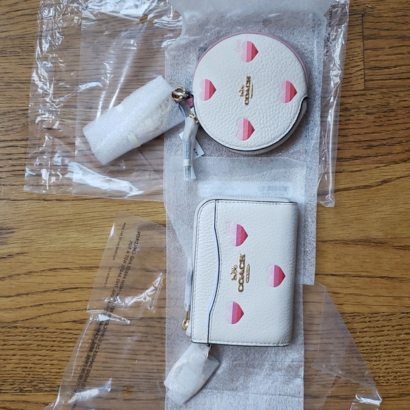 Coach | Bags | Nwt Coach Matching Set Heart Print Circular Coin Pouch ...